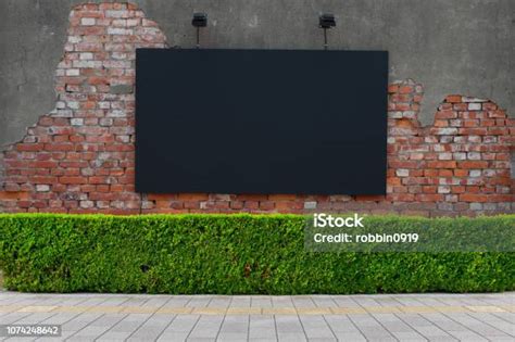 거리 벽에 큰 빈 빌보드 배너 자신의 텍스트를 추가 하는 방 0명에 대한 스톡 사진 및 기타 이미지 0명 간판 거리