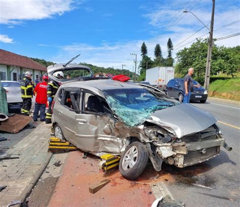 Dois carros batem de frente em Jaraguá do Sul
