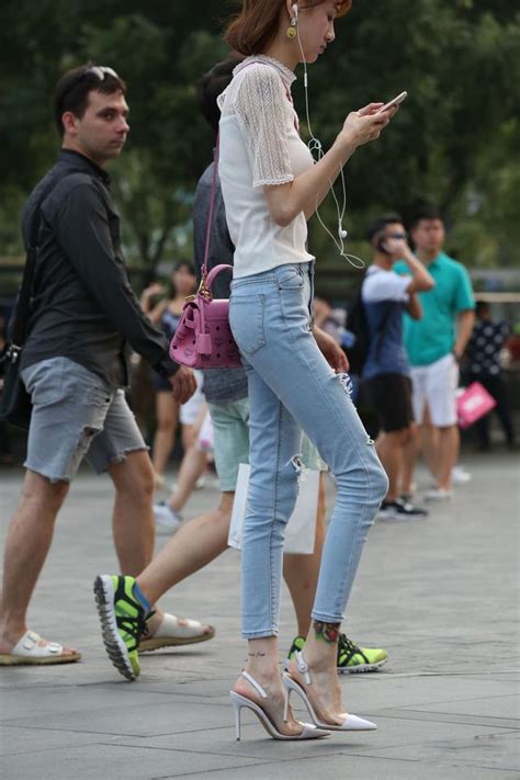 街拍：穿破洞牛仔褲尖頭恨天高的鉛筆腿妹子，一般人駕馭不不了 每日頭條
