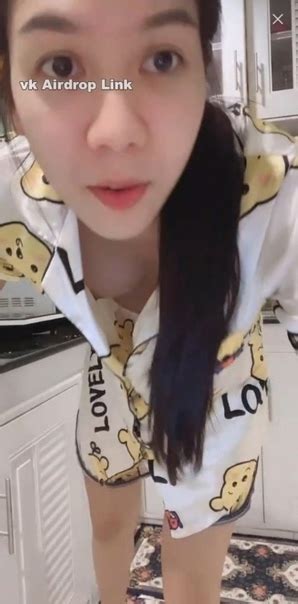อุ๊ยย หนูขอโทษทีพอดีเผลอก้มแล้ว ทำจุกโผล่ออกมากลาง Live Bigo เข้าจน