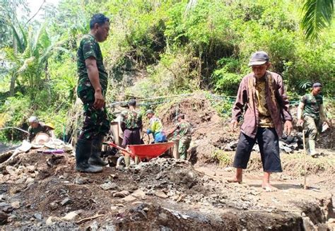 Mbah Kakung Yang Masih Semangat Bantu TNI Bangun Desanya Matafakta