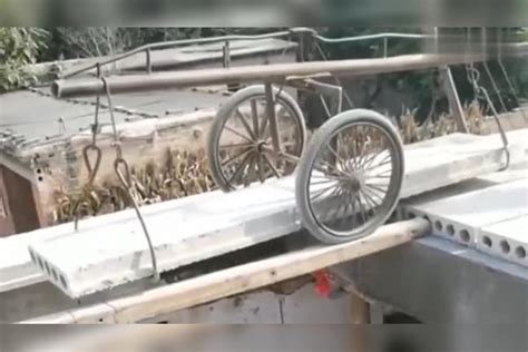 原来农村建房是这样上楼板的，艺高人胆大，就是这么不一样！