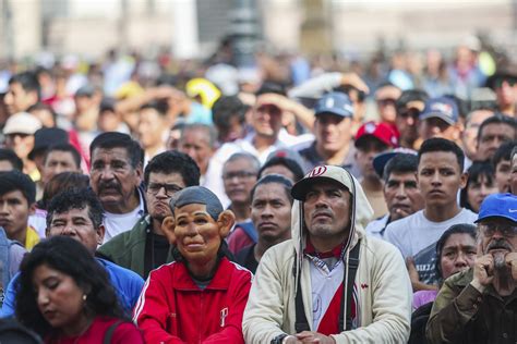 Hinchas de la Blanquirroja se congregan en la Plaza de Armas Galería