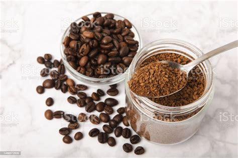 흰색 대리석 배경에 유리 항아리에 인스턴트 커피 콩 뜨거운 음료 재료 테이블에 인스턴트 커피 에스프레소 텍스트를 위한 장소입니다 복사할 위치 배너 0명에 대한 스톡 사진 및