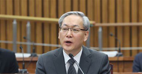 청문회 질의에 답변하는 엄상필 대법관 후보자