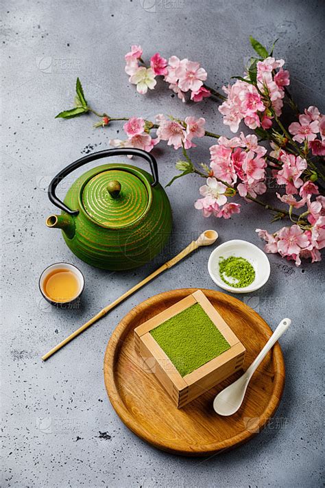 抹茶提拉米苏甜点和绿茶的混凝土背景