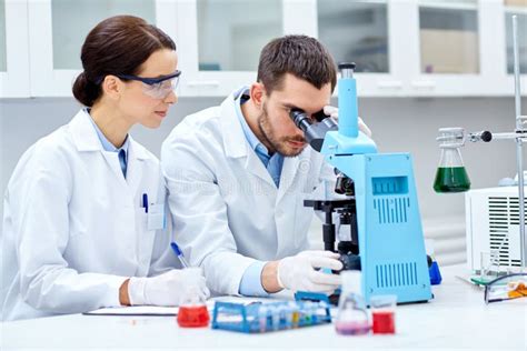 Científicos Jovenes Que Hacen La Prueba O La Investigación En