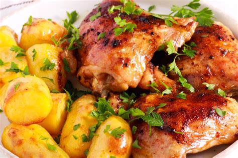 Refeição Completa Coxas De Frango Com Batatas E Coentro Assadas