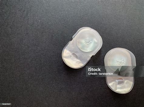 어두운 배경에 플라스틱 포장 일 콘택트 렌즈 위생 시력 교정 0명에 대한 스톡 사진 및 기타 이미지 0명 개념 건강관리와 의술 Istock