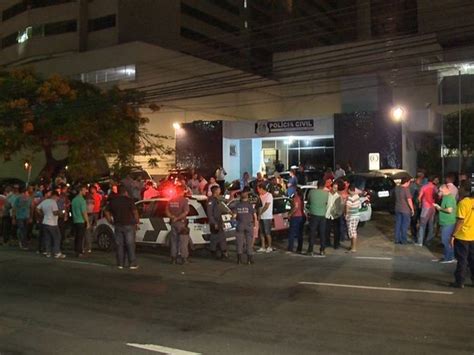 G1 Motoristas da Uber protestam em frente à delegacia do ES