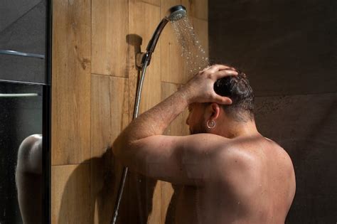 Homem de tiro médio tomando banho Foto Grátis