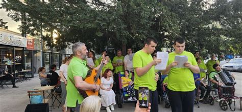 Koncert Podrške Ispred Opljačkane Knjižare Bulevar Booksna Bulevaru Branislav Mamić