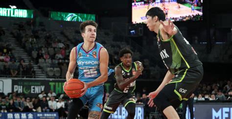 Nbl 凤凰双杀两连胜！周琦遇争议判罚，暴扣21杀死比赛腾讯新闻
