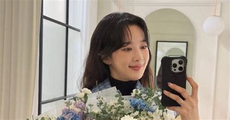 블루빛 로망스 이청아 스타일로” 복고풍 패션의 완성은 지금부터”