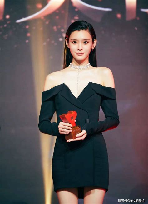 不愧是维密超模！34岁奚梦瑶， 性感得无可救药！