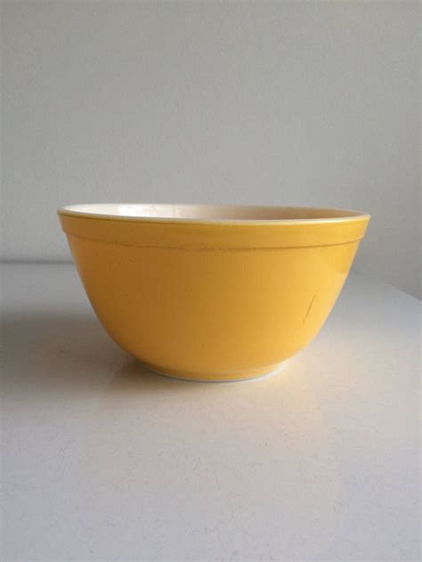 Vintage Pyrex Yellow Mixing Bowl 402 1 1 2 Quart Etsy Pyrex Vintage