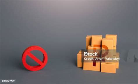 러시아 루블 상자와 금지 기호 No 수입품 금지 운송 불가능 공급 과잉 제재와 금수 조치 상품 부족 밀수품의 몰수 무역 전쟁 0명에 대한 스톡 사진 및 기타 이미지 Istock