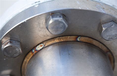 나사로 조여진 볼트가 있는 스테인리스 스틸 플랜지가 있는 용접 파이프의 섹션입니다 0명에 대한 스톡 사진 및 기타 이미지 0명 강철 관 튜브 Istock