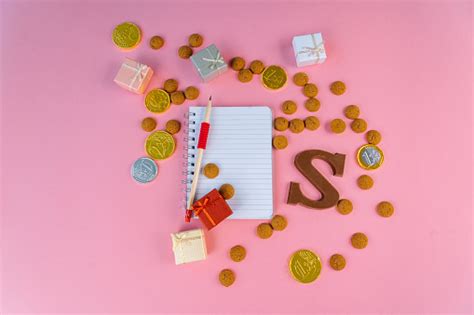 Sinterklaas에 대한 편지 세인트 니콜라스 의 날 배경 페퍼노텐 초콜릿 편지 선물 말 당근 전통 음식과 인사말 카드 12