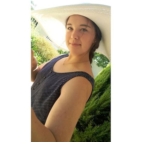 Premium Photo Portrait Of Smiling Beautiful Woman Wearing Hat