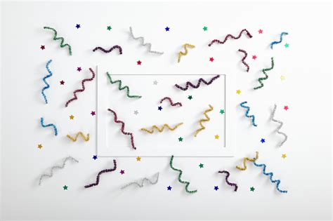 흰색 배경에 추상적 인 스타일의 틴셀 반짝이 별 및 색조가있는 파티 패턴 파티를 채우는 프레임 크리스마스 파티를위한 팅셀이있는 광장 흰색 배경에 크리스마스 패턴 색종이