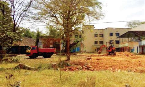 ചാലക്കുടി ഗവ സ്കൂൾ ട്രാക്കിലാകാതെ കളിസ്ഥലവും ചുറ്റുമതിലും Chalakudy