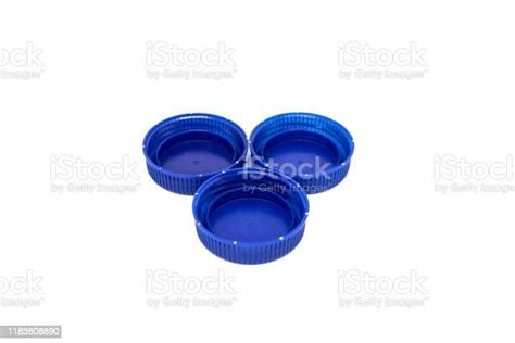 흰색 배경에 고립 된 삼각형 모양의 파란색 플라스틱 캡 3 개 재활용 개념 0명에 대한 스톡 사진 및 기타 이미지 0명 3