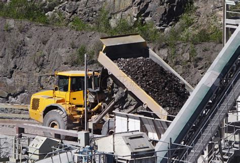 建筑工地 采石矶 采石场 自动反斗卡车 挖掘机 传送带 岩层 道路工程 机器 采矿业