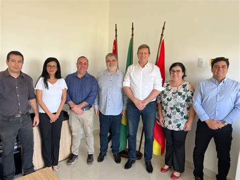 Em Sorocaba Sp Prefeito De Itararé Sp Heliton Do Valle Reúne Se