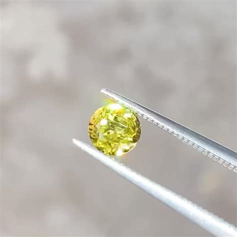 これは宇宙からやってきた宝石💎 隕石に含まれていた宝石質を研磨した パラサイティックペリドットと呼ばれるものです☄️ 鑑別書にも【地球起源では