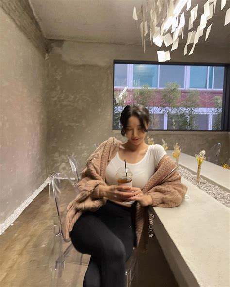 Yefit 예핏 루즈한 핏감에 여리여리하게 떨어지는 핏으로 강추드리는 집업니트입니다 루즈하게