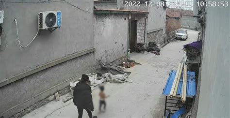 2岁宝宝任性不穿衣服，妈妈让她脱光上衣出门，一回家意想不到腾讯新闻