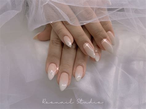 루네일 스튜디오 화려함 짱짱 자석젤 위에 글리터 한스푼💅🏻🪄 네일아트 봄네일 라인네일 셀프네일 마블네일 파츠네일 캐릭터네일 Daily 일상