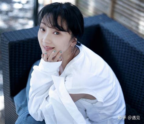 她被嘲“脸歪嘴歪”，用实力征服观众，嫁高富帅老公活成人生赢家 知乎