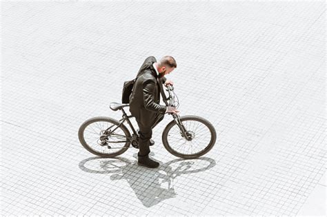 일하기 위해 자신이 좋아하는 자전거를 타는 현대 사업가 자전거 타기에 대한 스톡 사진 및 기타 이미지 자전거 타기 거리 건강한 생활방식 Istock