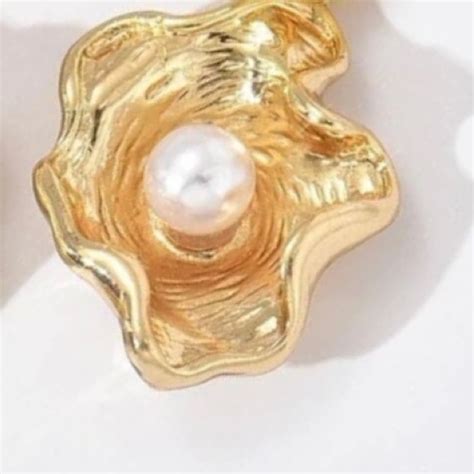 Jewelry Pearl In Tridacna Gigas Clam Shell Rippled Fluted Folds