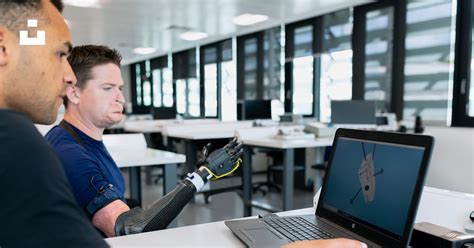 검은색 노트북 컴퓨터를 사용하는 파란색 크루넥 티셔츠를 입은 남자 사진 Unsplash의 무료 컴퓨터 이미지