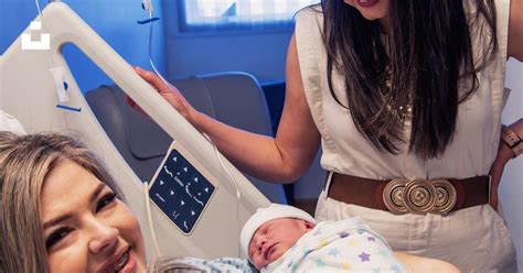 병원 침대에 누워 있는 아기를 안고 있는 여성 사진 Unsplash의 무료 여자 이미지