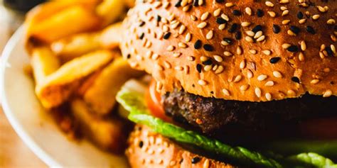 Hjemmelavet burger opskrift Luftig bolle bøf og tilbehør