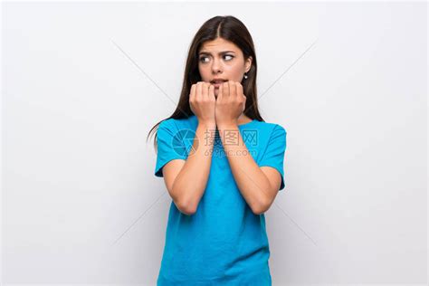 穿蓝衬衫紧张害怕用手亲高清图片下载 正版图片505936944 摄图网