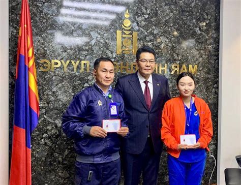 Галын аюулаас дөрвөн хүүхэд аварсан түргэний эмч жолооч нарыг шагналаа