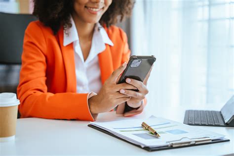 똑똑하게 일하고 아프리카 계 미국인 사업가 여성 일하는 감사 대차 대조표 작업 지시 원가 계산 수익 인식 손익분기 점 분석 이익 잉여금 자본 이득 20 24세에 대한 스톡