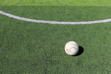 인조 잔디에서 축구입니다 그것은 경기장의 녹색 배경에 대 한 가죽에 대한 스톡 사진 및 기타 이미지 가죽 건강한 생활방식