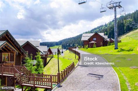 여름에 인기 있는 스키 리조트 Bukovel 0명에 대한 스톡 사진 및 기타 이미지 0명 First Half 계절 Istock