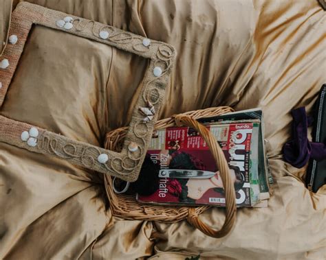 무료 사진 빈티지 프레임 가 위 고리 버들 세공 바구니 신문 레트로 오래 된 예술 골동품 패션