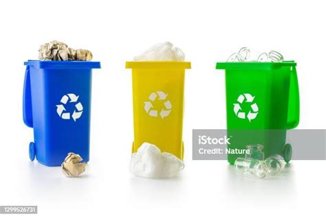 재활용 쓰레기통 플라스틱 종이 및 유리를 재활용하기위한 노란색 녹색 파란색 쓰레기통은 흰색 배경에 고립 된 쓰레기를 수 있습니다 쓰레기 폐기물을 폐기하고 환경을 절약하기