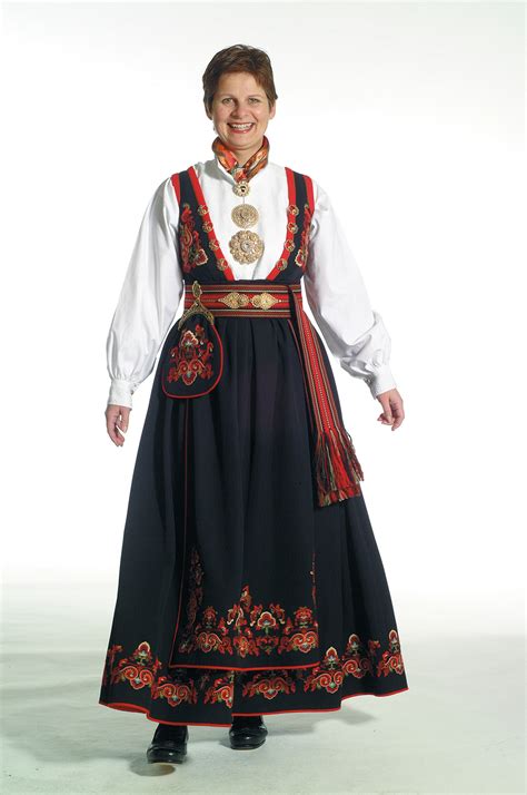 Øst Telemarksbunad Med Rødtrøye Anne Bamle Bunaden Store Norske