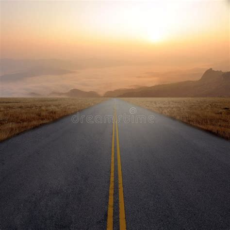 Carretera Y Puesta Del Sol Del País Foto De Archivo Imagen De