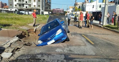 Susto Motorista Cai Com Carro Em Cratera Em Bairro De João Pessoa