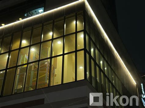 ФОТО “Шангри Ла“ худалдааны төвд гарсан галын тархалтыг зогсоожээ
